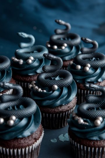 12 Taylor Swift Cupcakes: BAKE IT OFF! 🎶👩‍🍳🧁 - Emma's Cake Studio